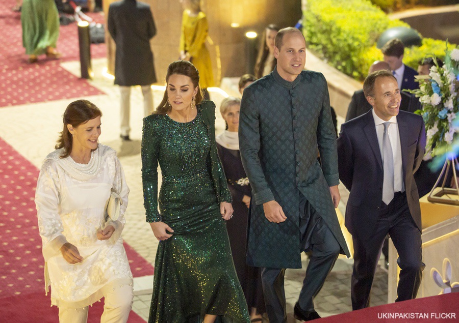 PAKISTAN TOUR: new photo of Kate emerge. Duchess in dress by Ghost.