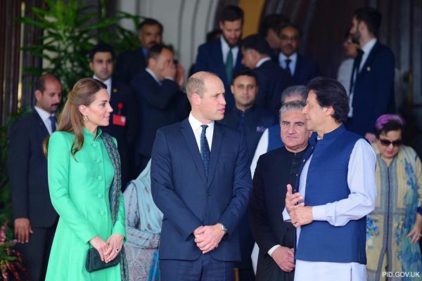 PAKISTAN TOUR: new photo of Kate emerge. Duchess in dress by Ghost.