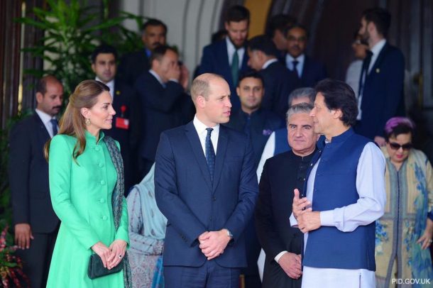 PAKISTAN TOUR: new photo of Kate emerge. Duchess in dress by Ghost.