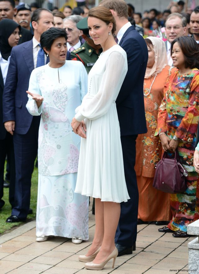 Kate Middleton wears a blue Beulah dress to visit mosque in KL, Malaysia