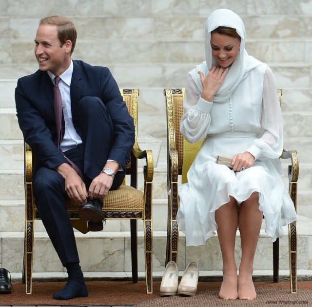 Kate Middleton wears a blue Beulah dress to visit mosque in KL, Malaysia