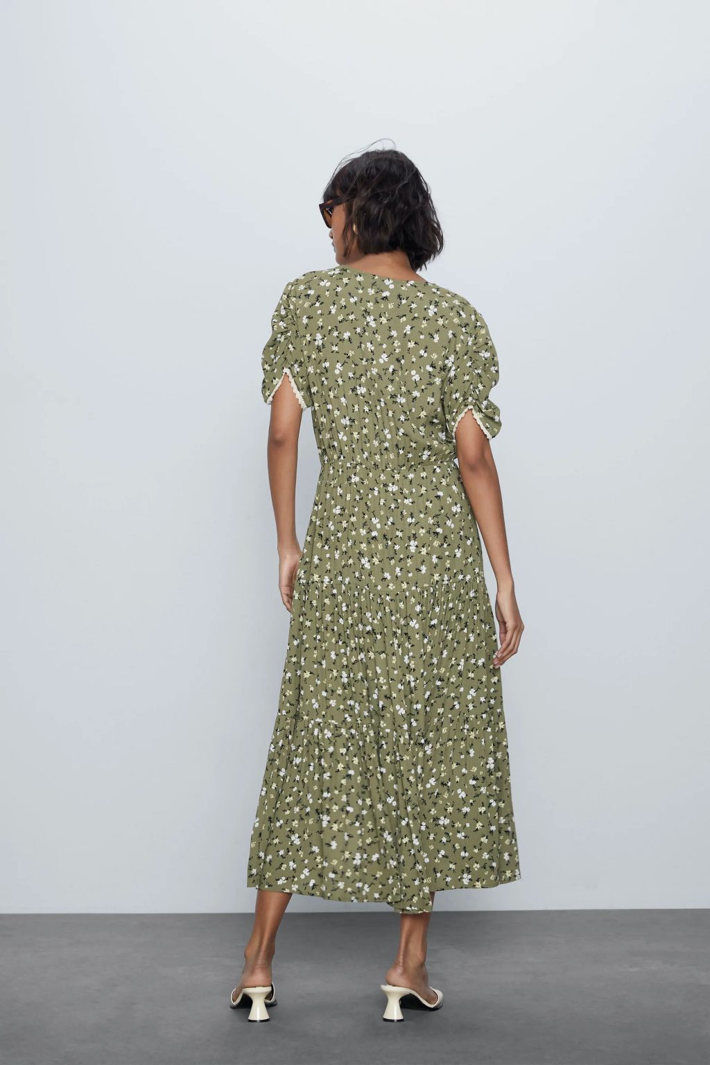 Kate Middleton wearing the khaki green floral dress from Zara's Join ...