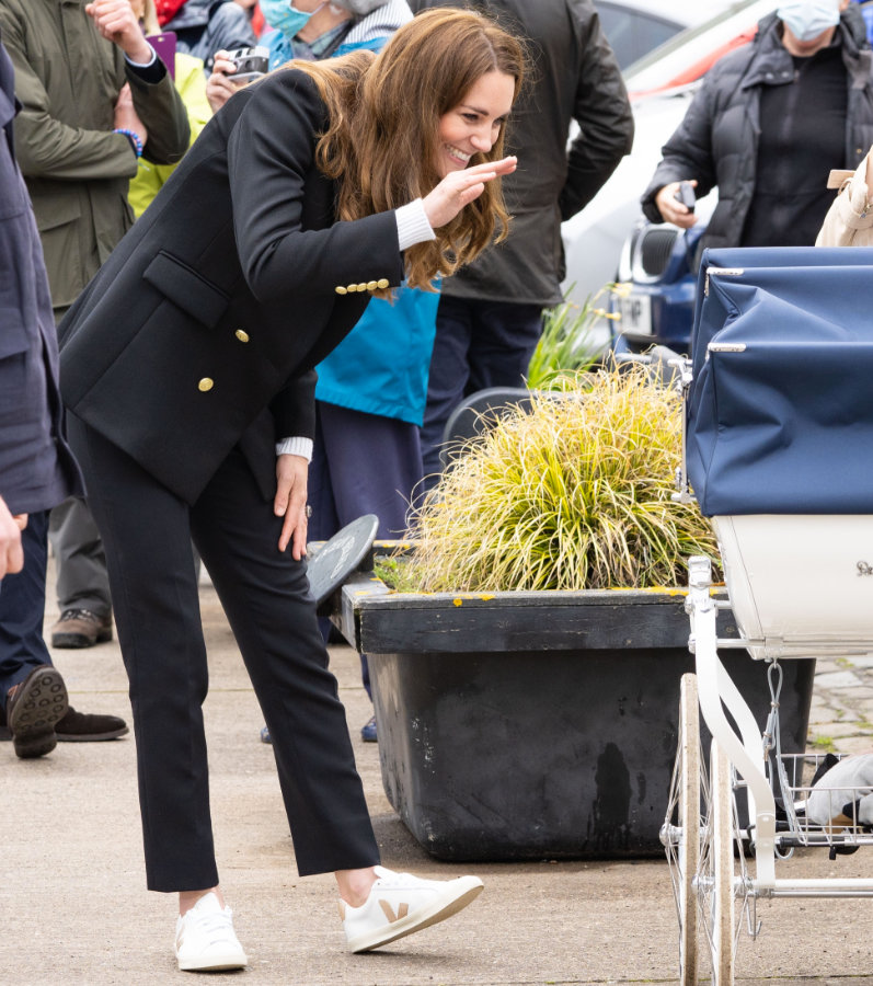 Kate Middleton wearing the VEJA Esplar low-top sneakers in white and ...