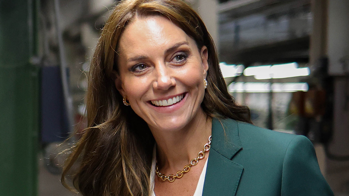 Kate Middleton wears green suit as she tours textile mill with family ...